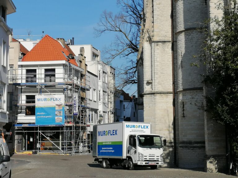 Herstellen van scheuren en barsten in de gevel