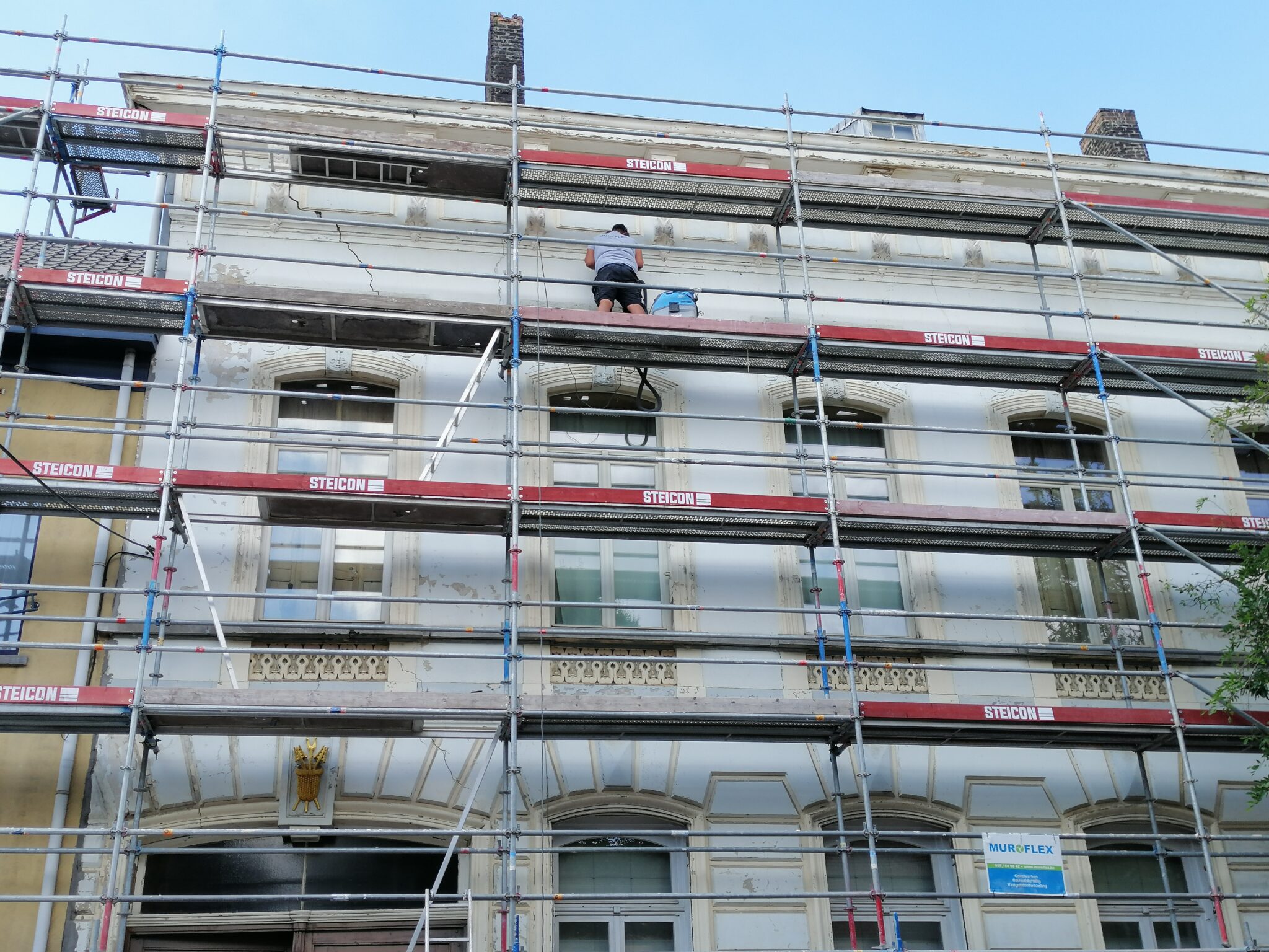 Herstellen van scheuren en barsten in de gevel